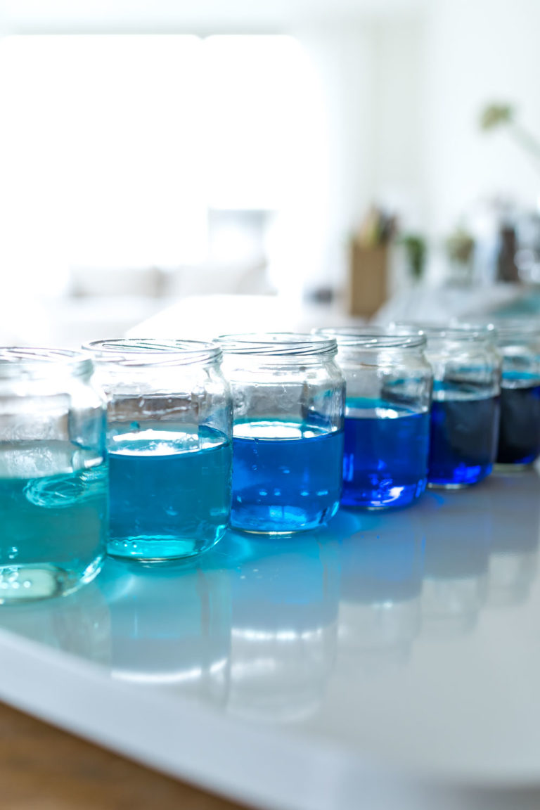 Spielidee mit Pipette und Lebensmittelfarben // Chez Mama Poule